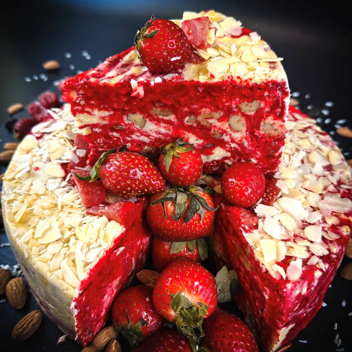 Samarkand halva with strawberries and sweet cream – Lokumdokya